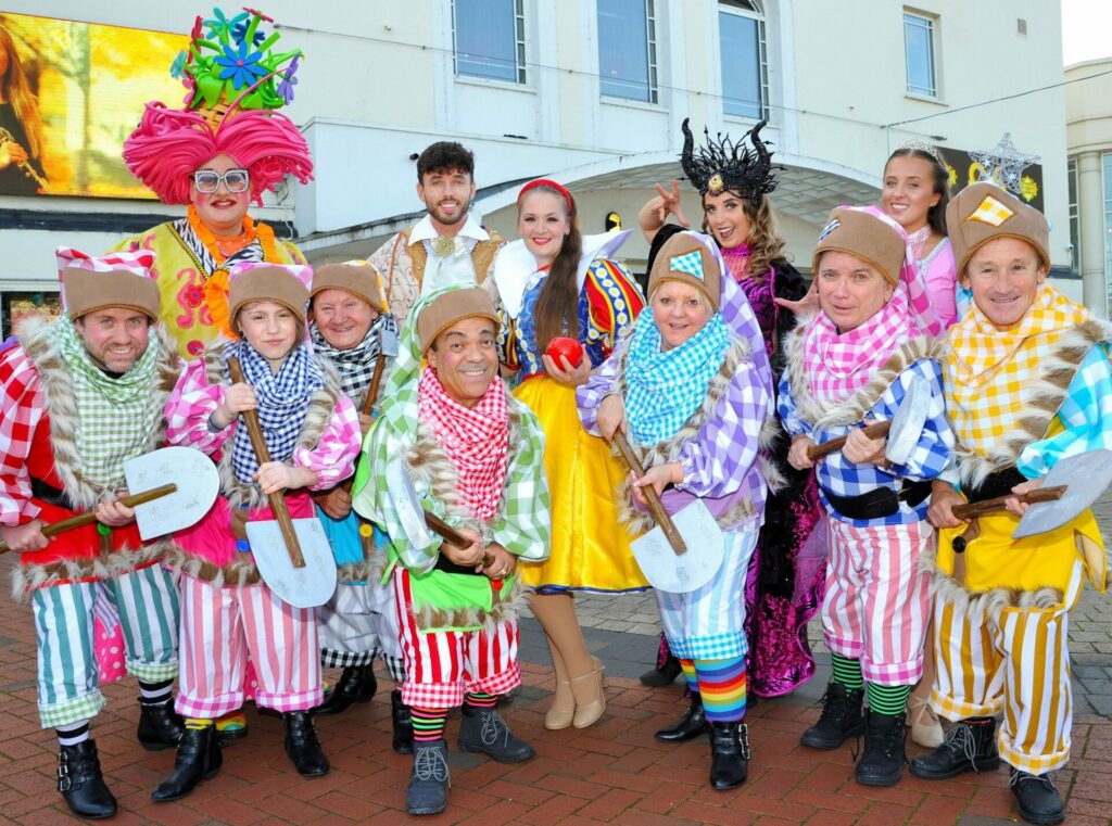 Snow White and the Seven Dwarfs at Dorking Halls | Raring2go!